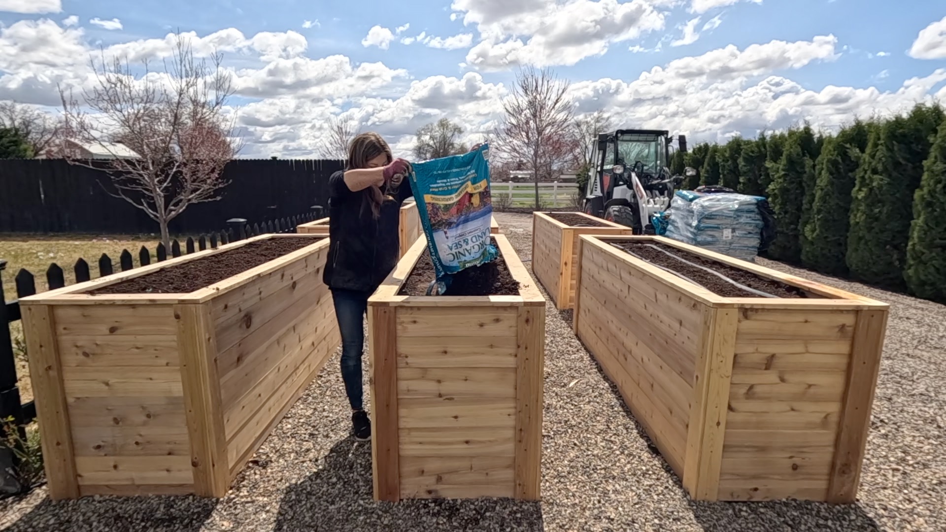 VIDEO: Planting Strawberry Raised Beds 🍓🌱 with Garden Answer - Espoma ...